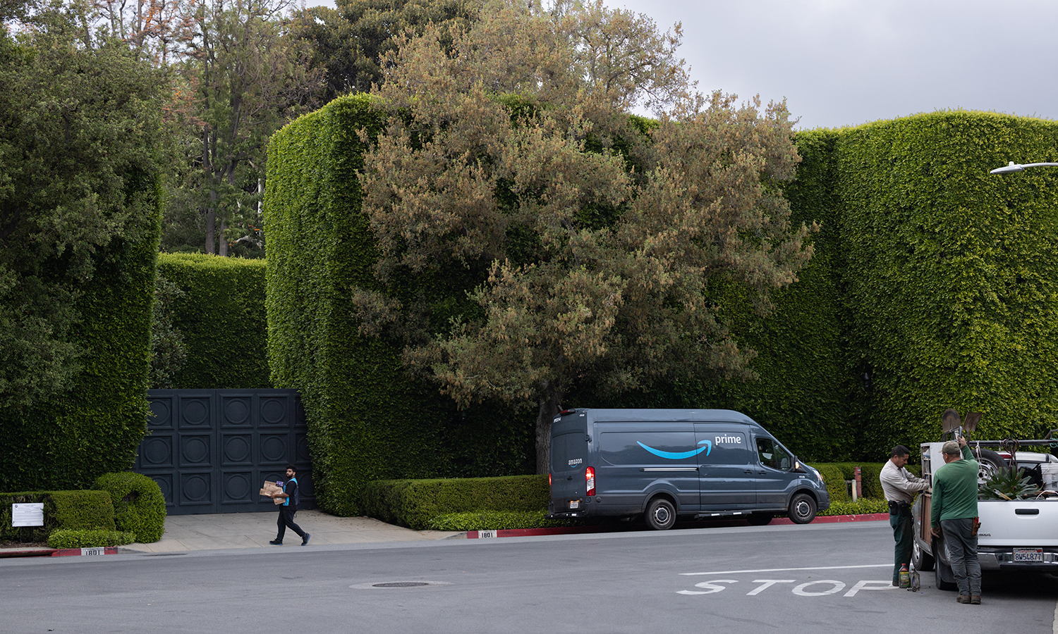 Warner Estate Gets First Touch Ups By Bezos Beverly Hills Courier