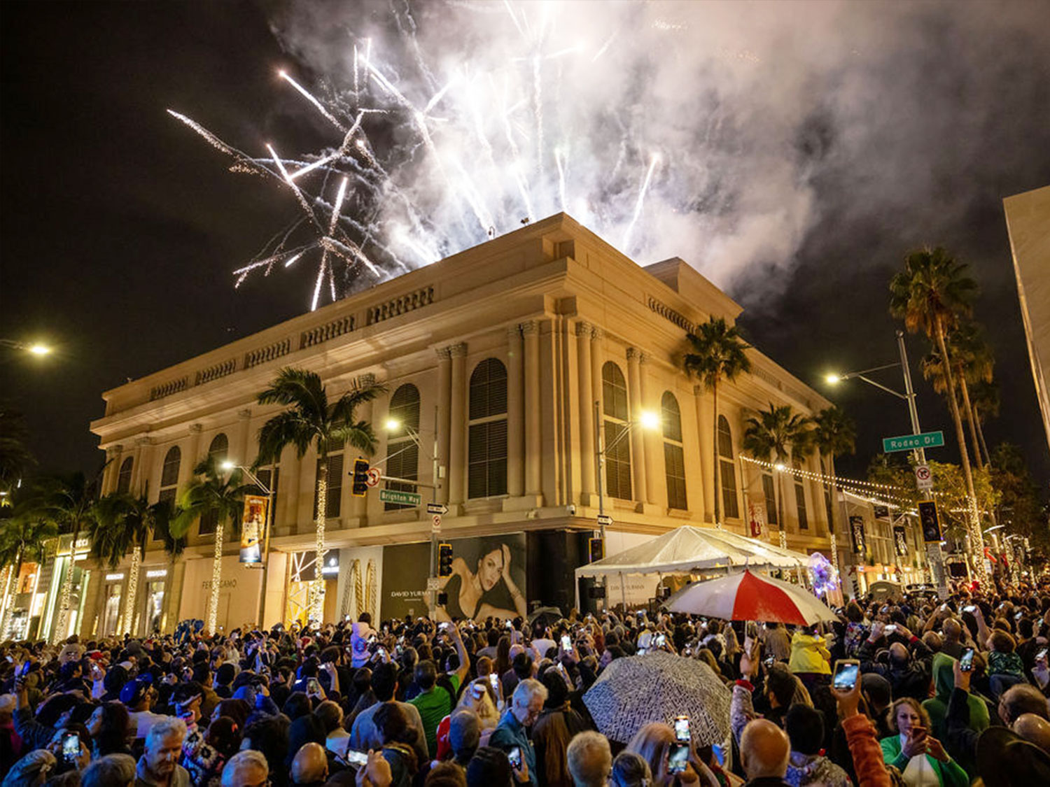 Rodeo Drive Lights Up for 'Enchanted Holiday Dreams' - Beverly Hills ...
